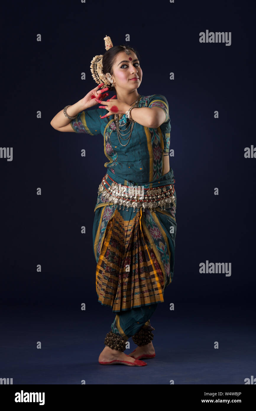Woman performing Odissi dance Stock Photo - Alamy