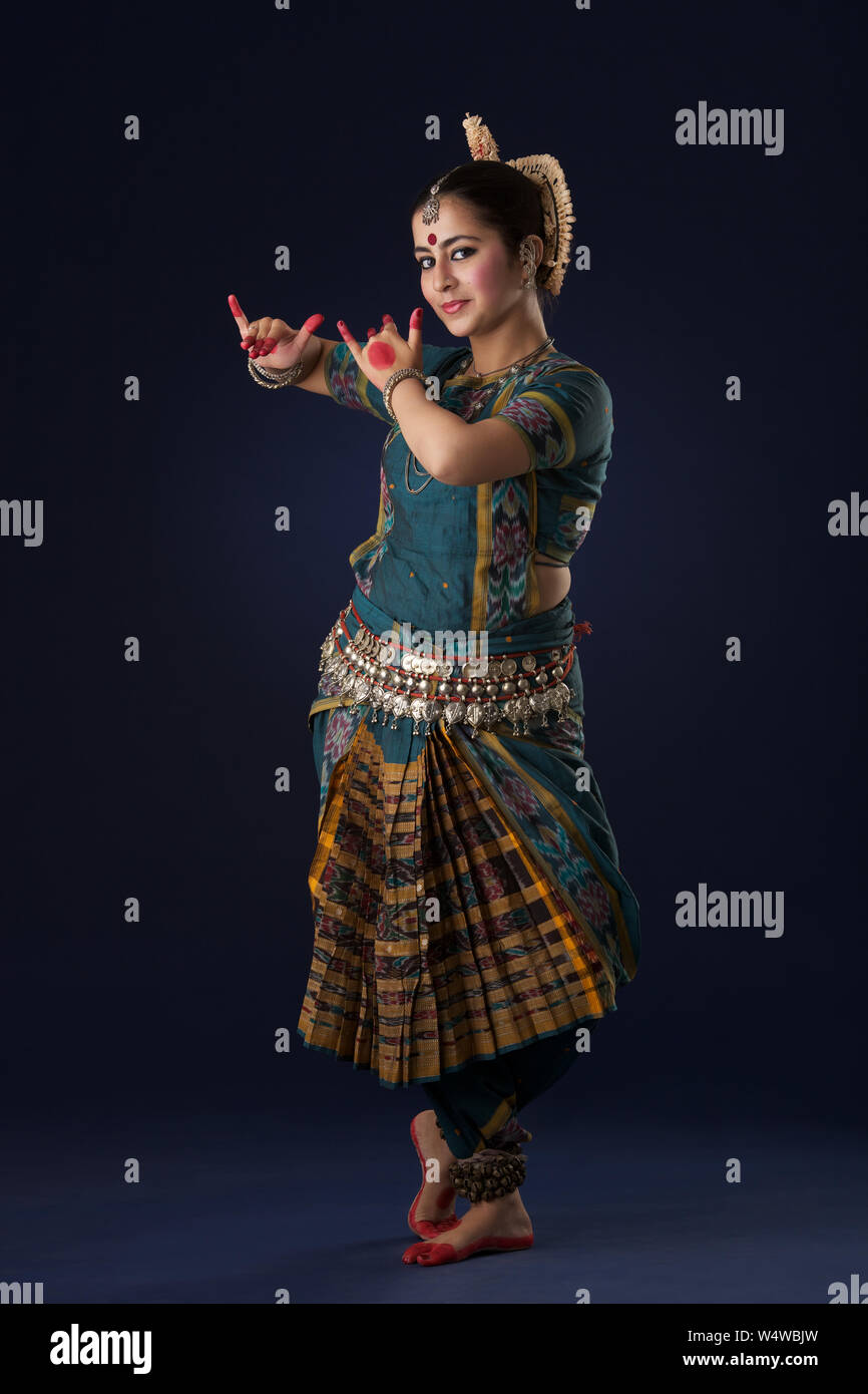 Woman performing Odissi dance Stock Photo - Alamy