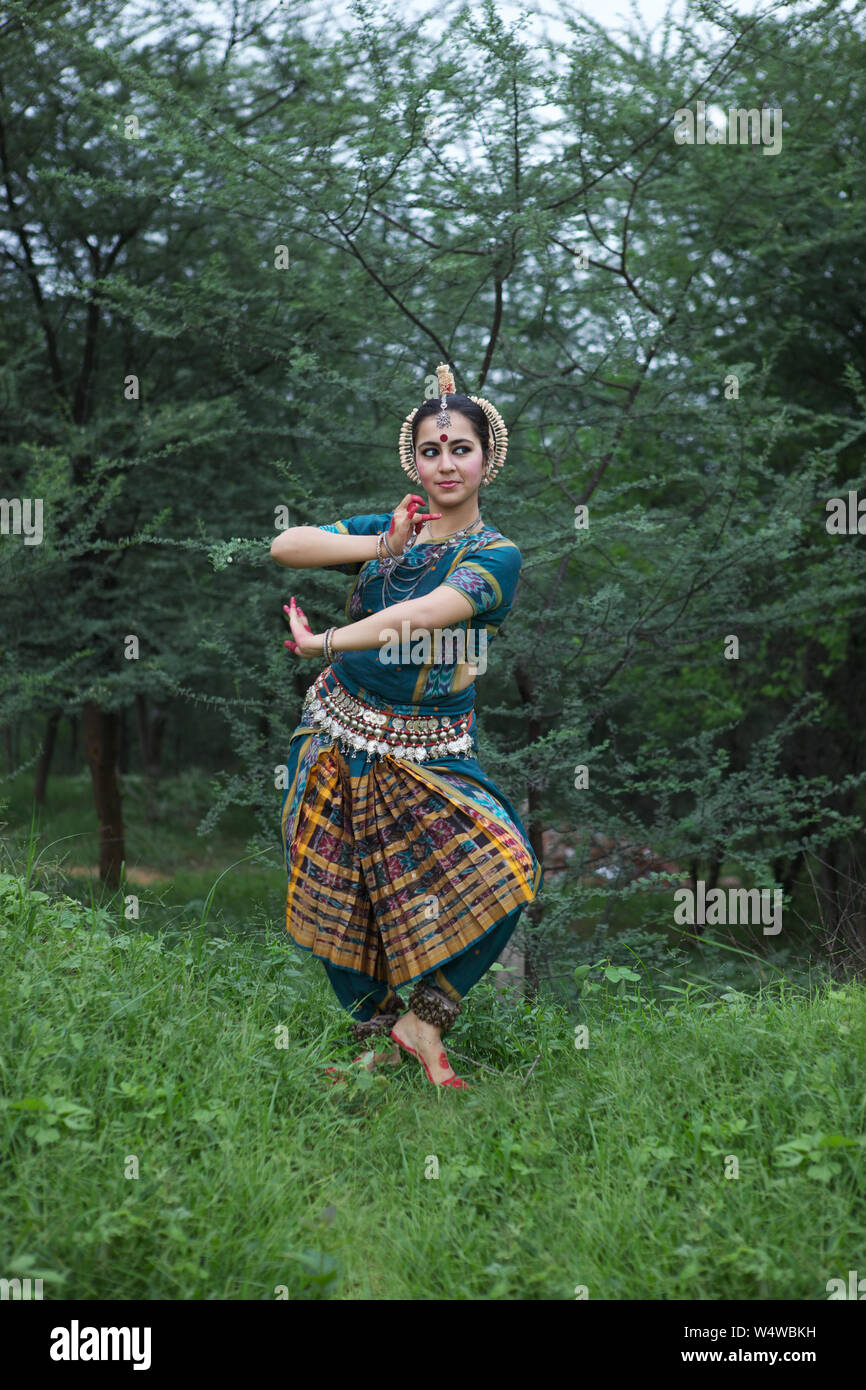 Woman performing Odissi dance Stock Photo - Alamy