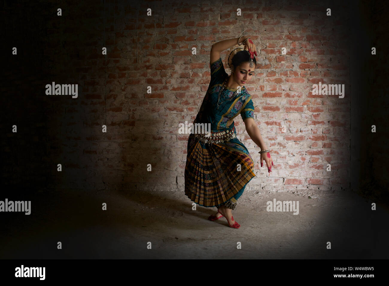 Woman performing Odissi dance Stock Photo - Alamy