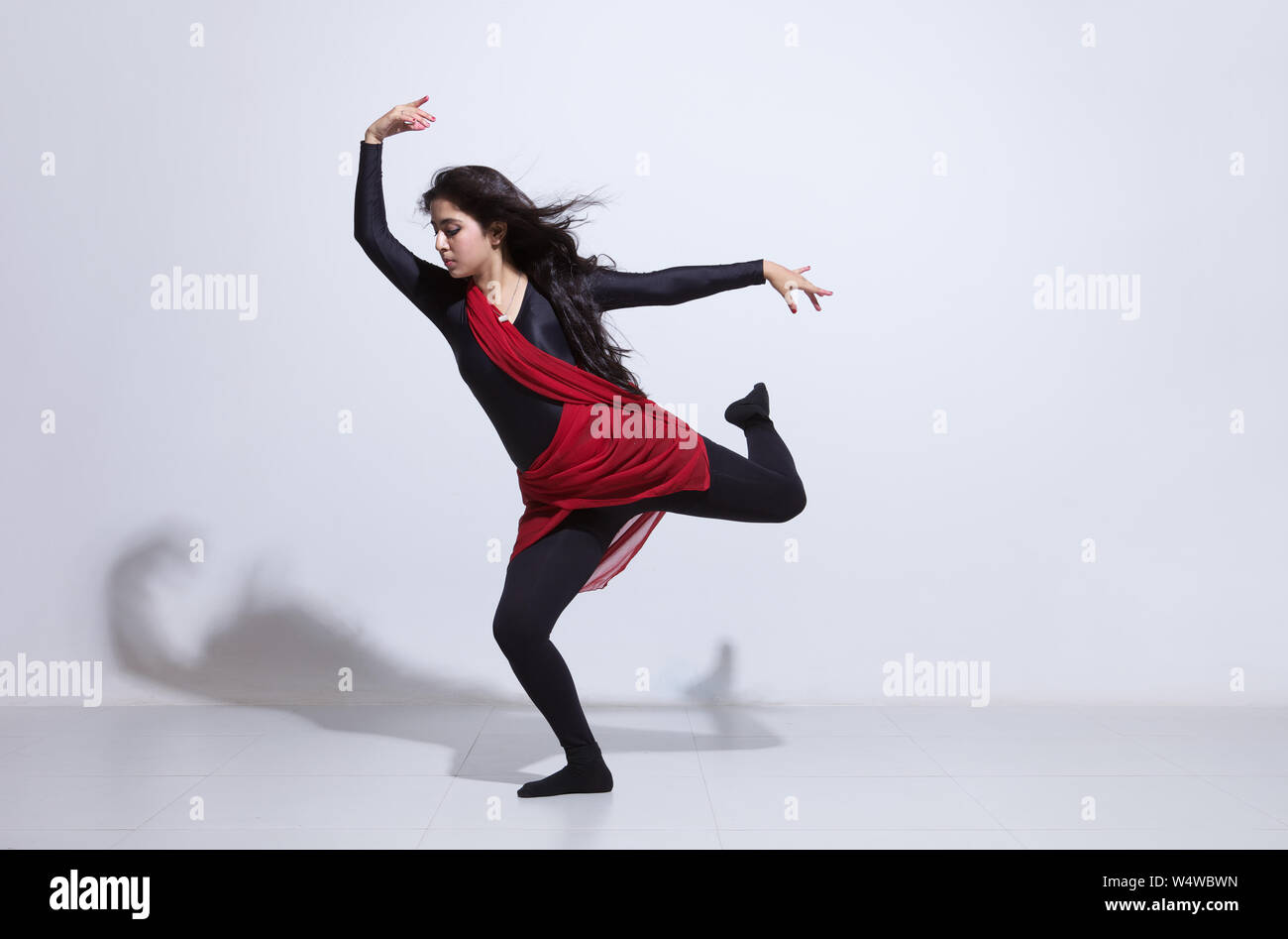 Woman performing contemporary dance Stock Photo - Alamy