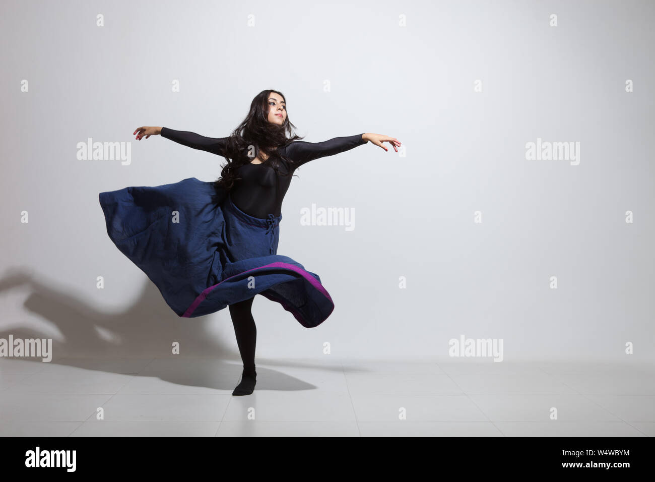 Woman performing contemporary dance Stock Photo - Alamy