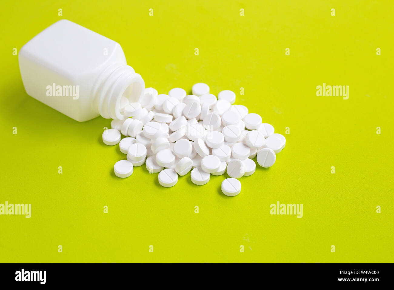 Tablets of Paracetamol on green background. Copy space Stock Photo - Alamy