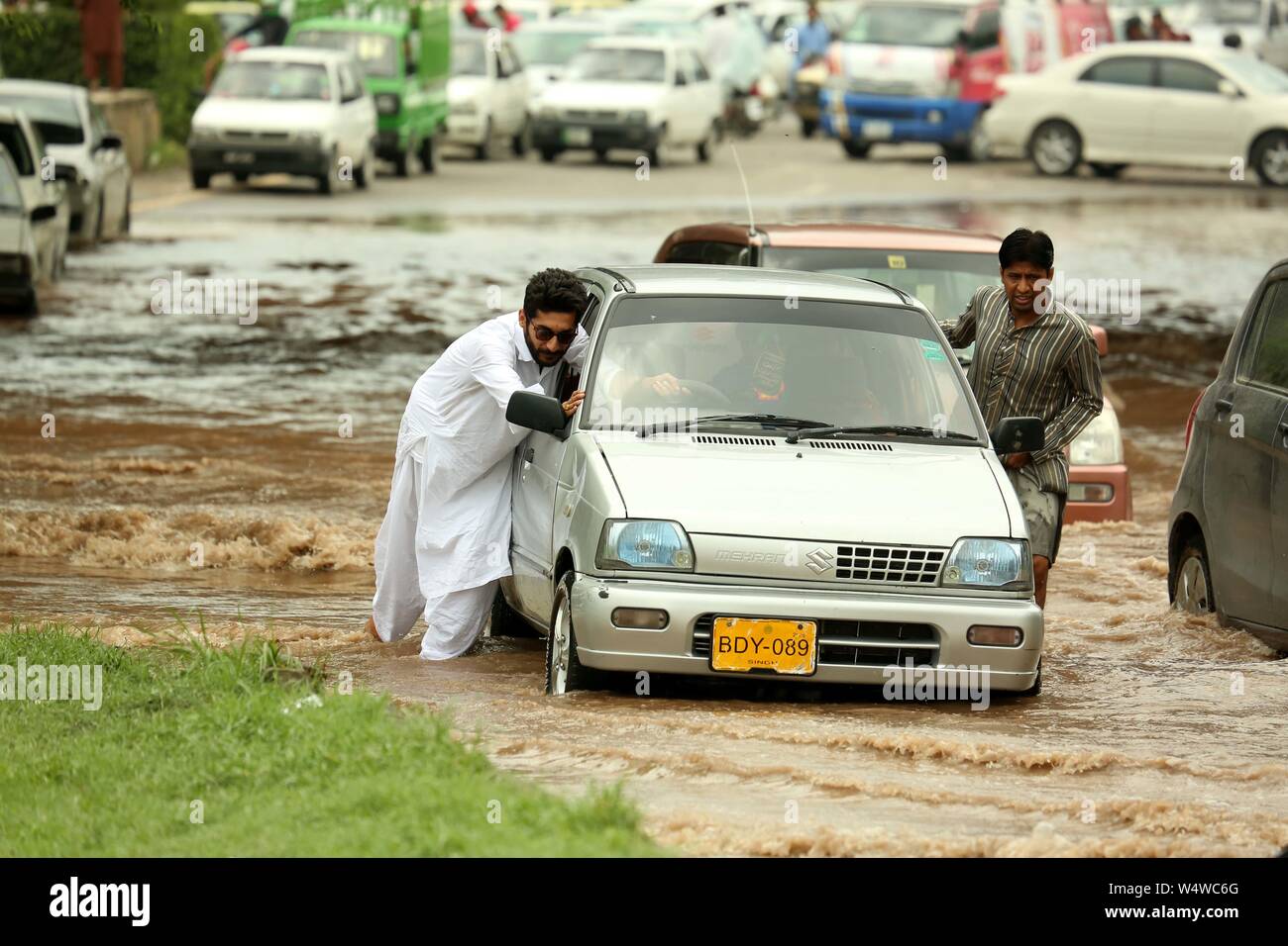 People push car in flood hi-res stock photography and images - Alamy