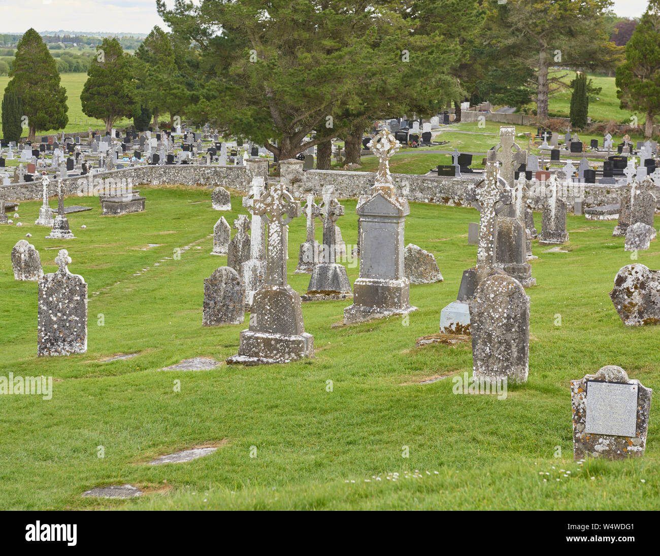 Ireland clonmacnoise cemetery hi-res stock photography and images - Alamy