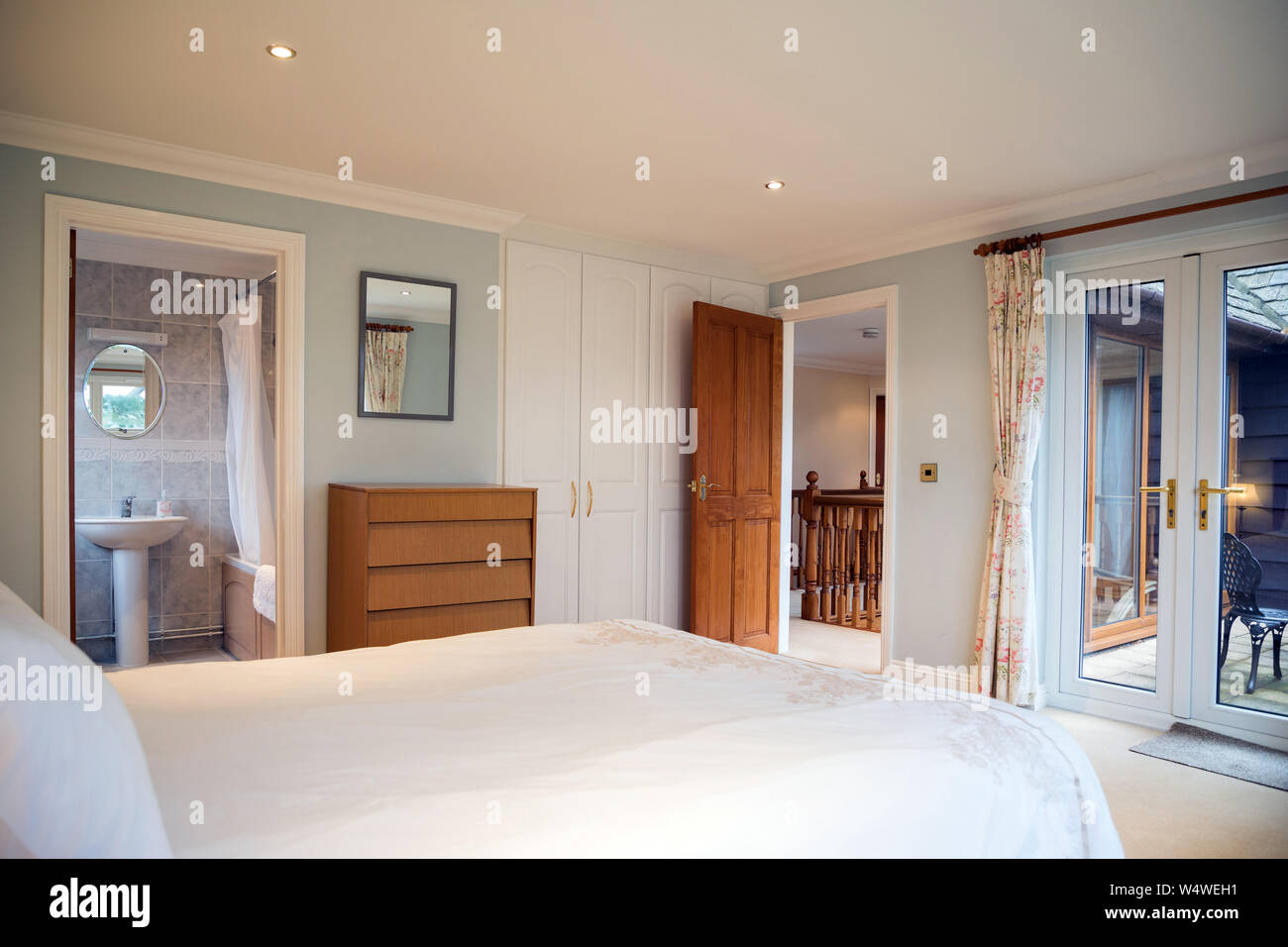 En suite bathroom hi-res stock photography and images - Alamy