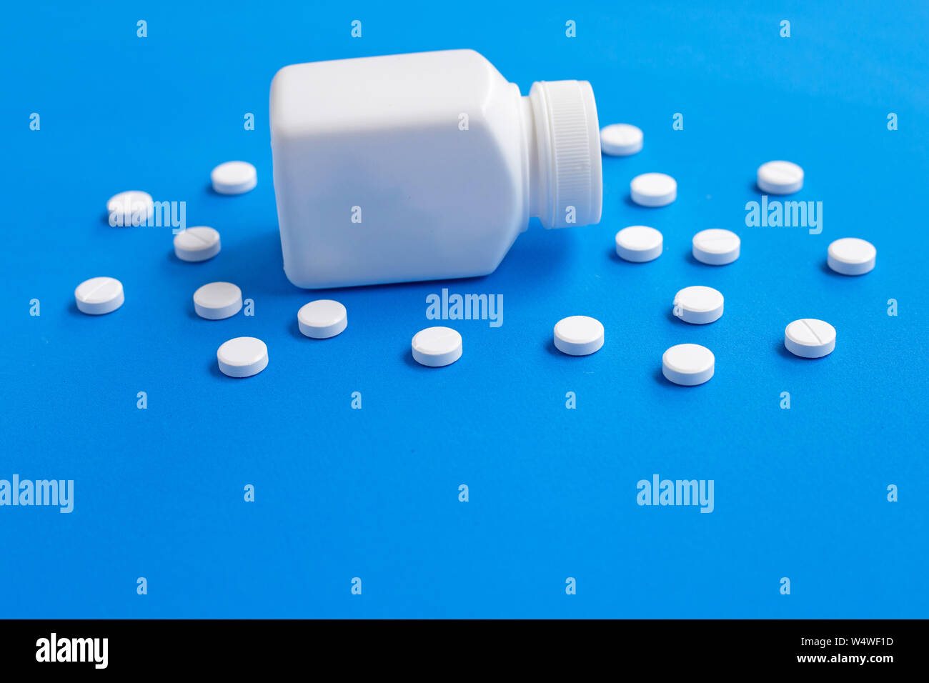 Tablets of Paracetamol on blue background. Copy space Stock Photo - Alamy