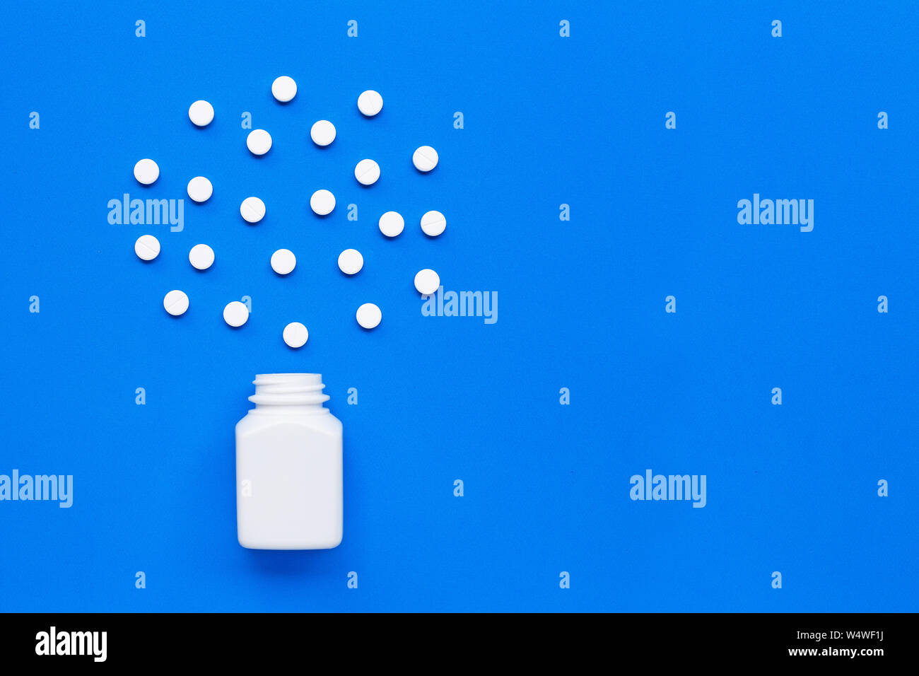 Tablets of Paracetamol on blue background. Top view Stock Photo - Alamy