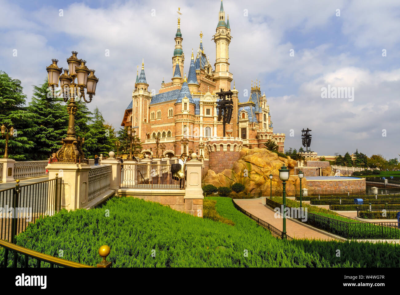 People visit Shanghai Disney Resort in Shanghai China Stock Photo - Alamy