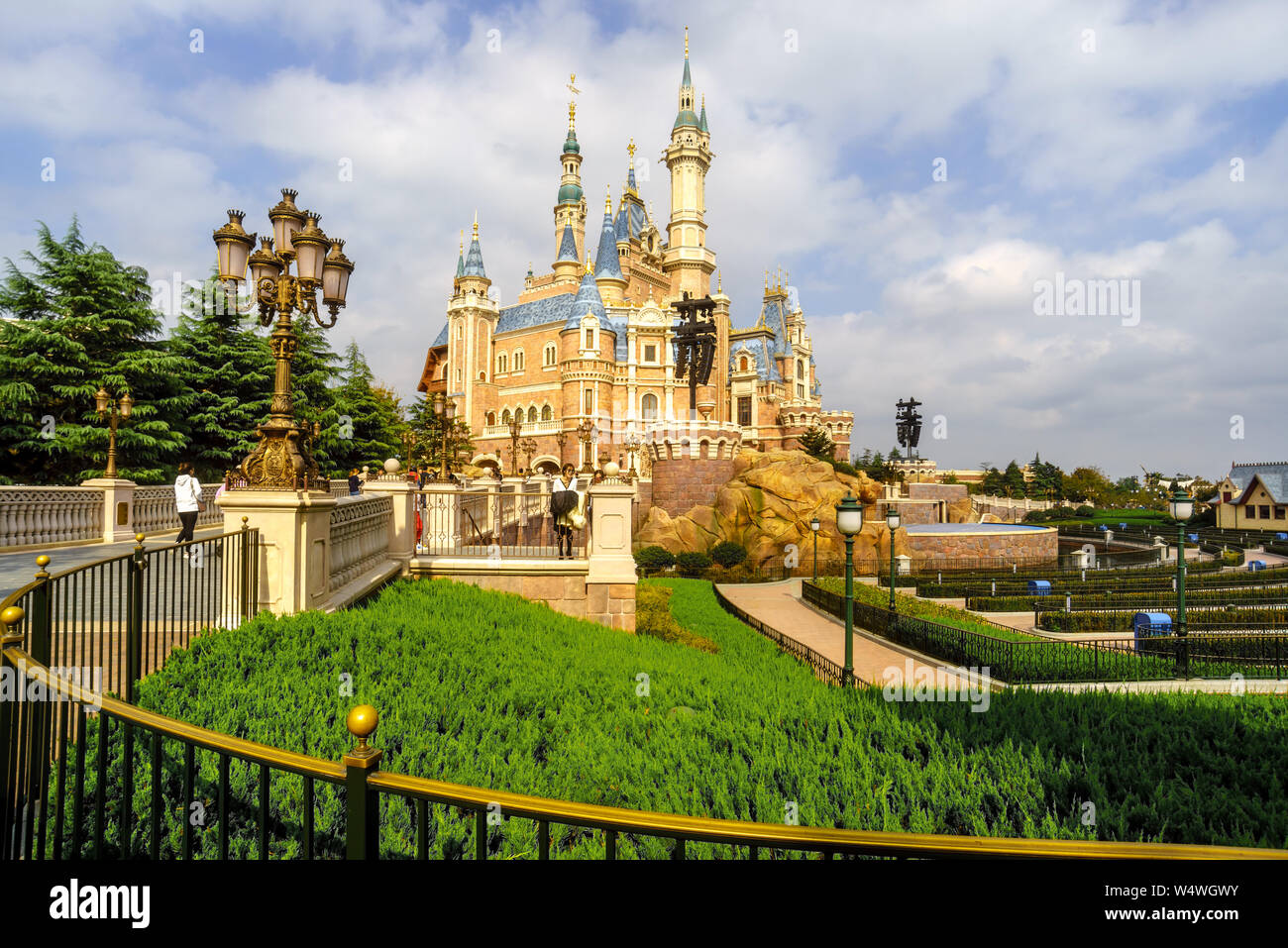 Shanghai disneyland hi-res stock photography and images - Alamy