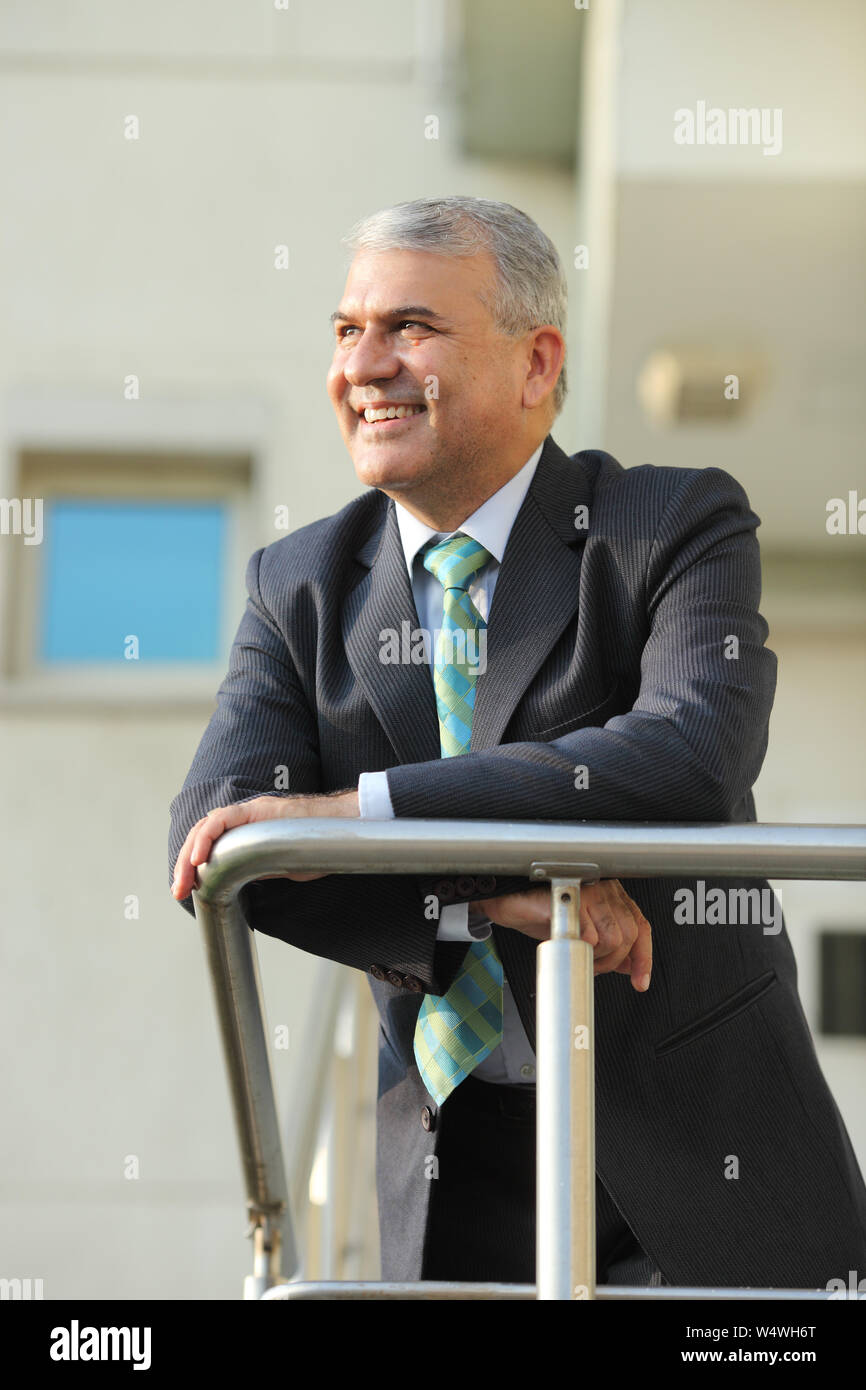 Man leaning against balcony looking hi-res stock photography and images ...