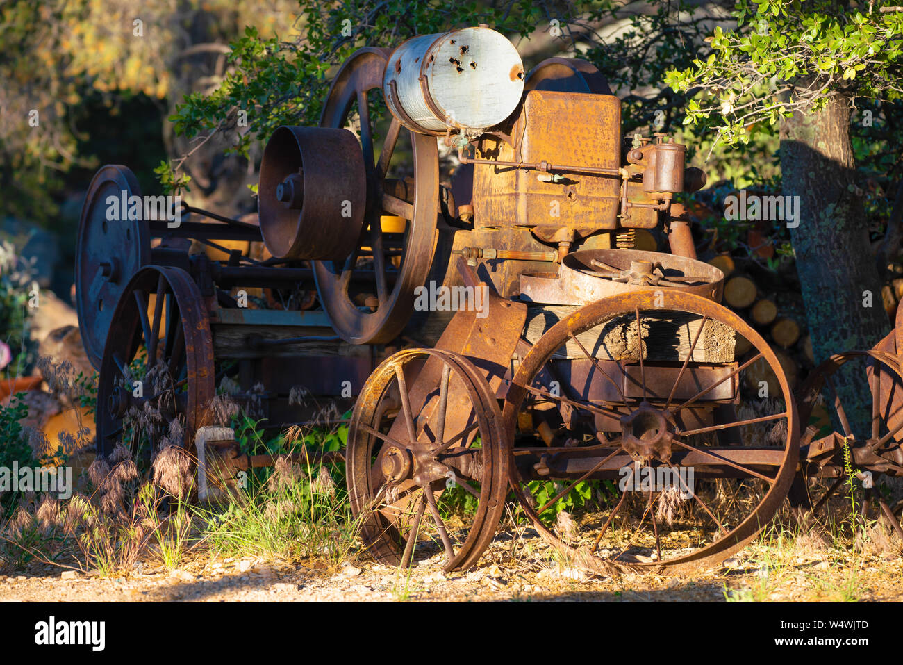 Vintage farm equipment hi-res stock photography and images - Alamy