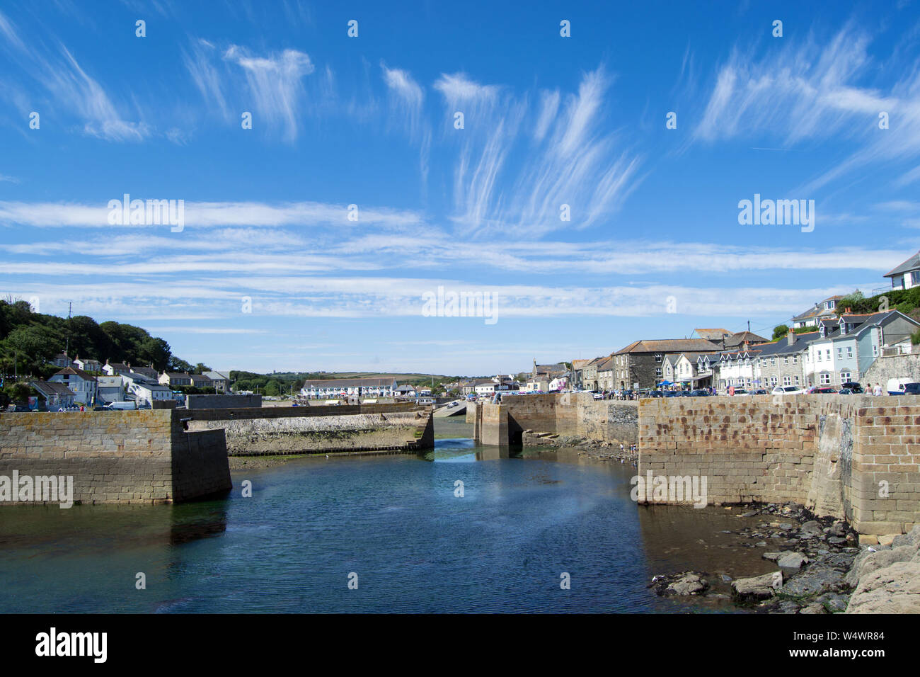 Harbour scene cornwall hi-res stock photography and images - Alamy
