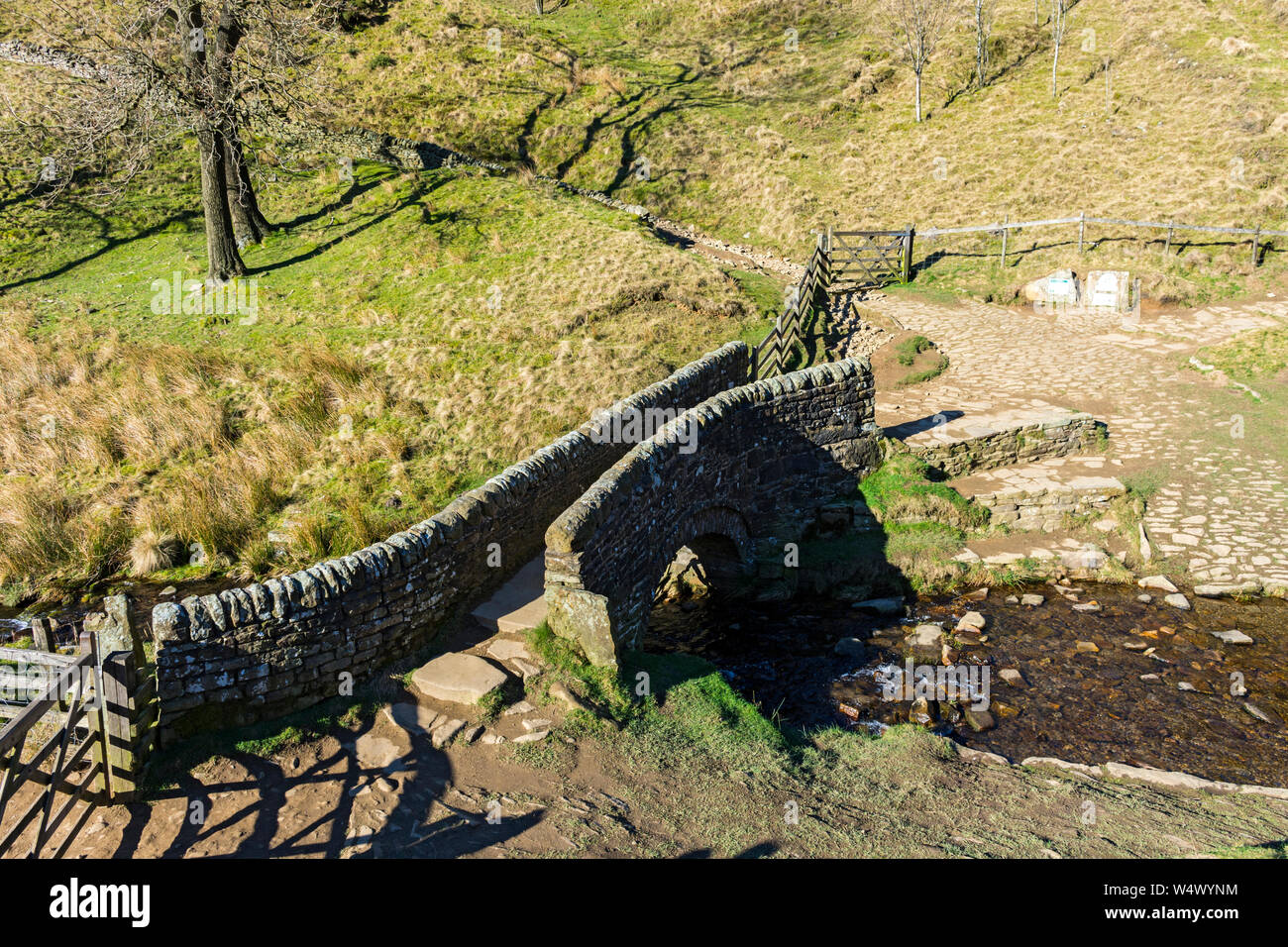 Packhorse Bridge at the foot of Jacobs Ladder, Edale, Peak District ...