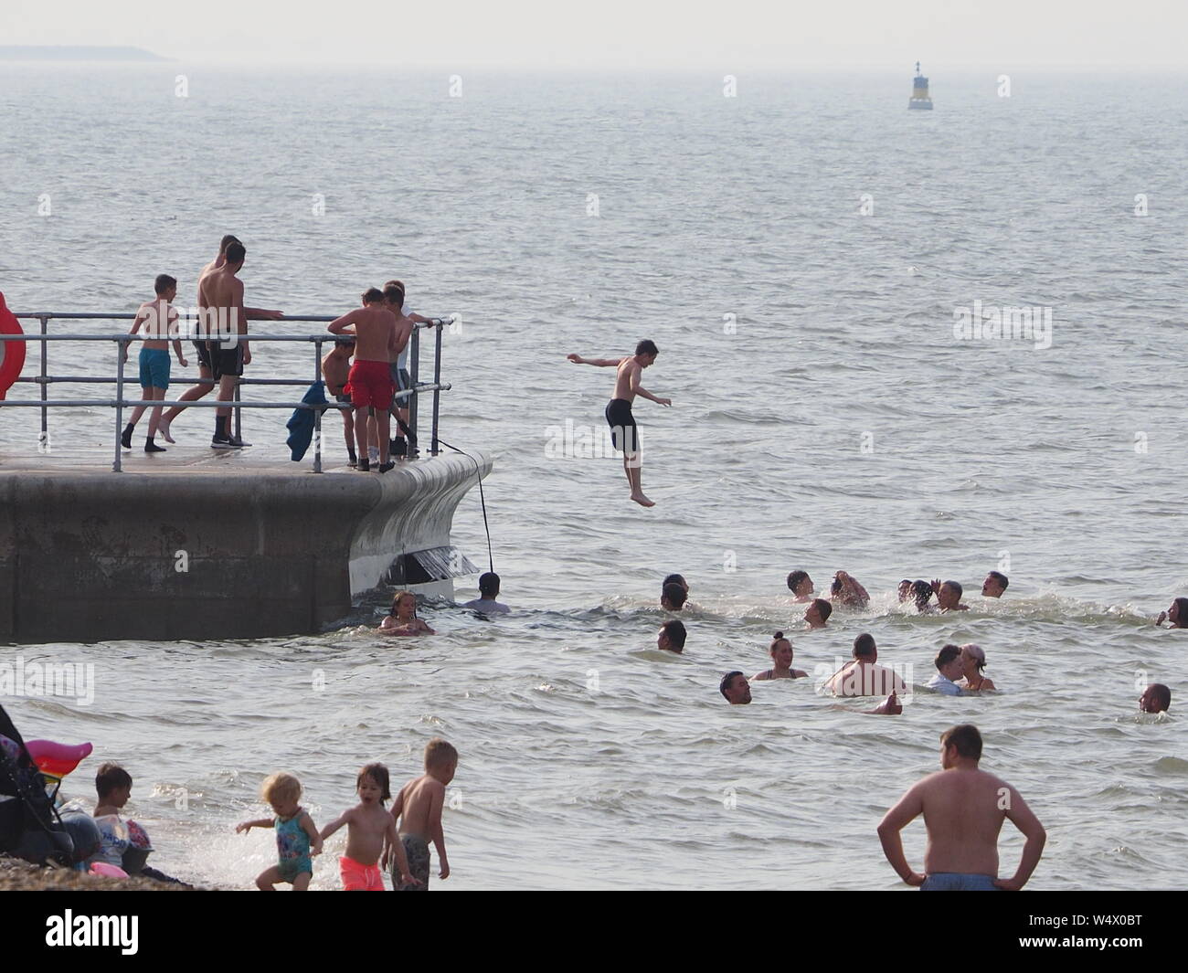 Kids jumping off jetty into the sea hi-res stock photography and images ...