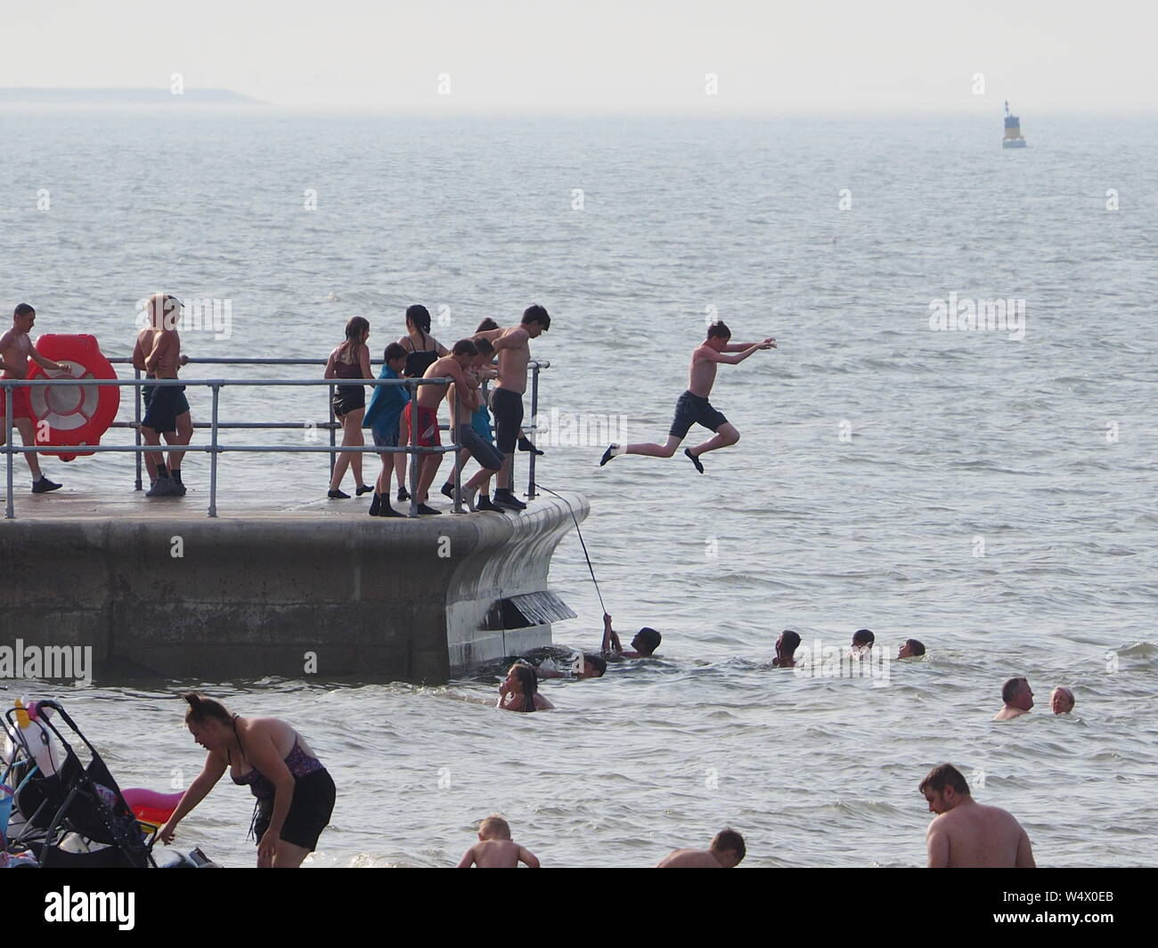Kids jumping off jetty into the sea hi-res stock photography and images ...