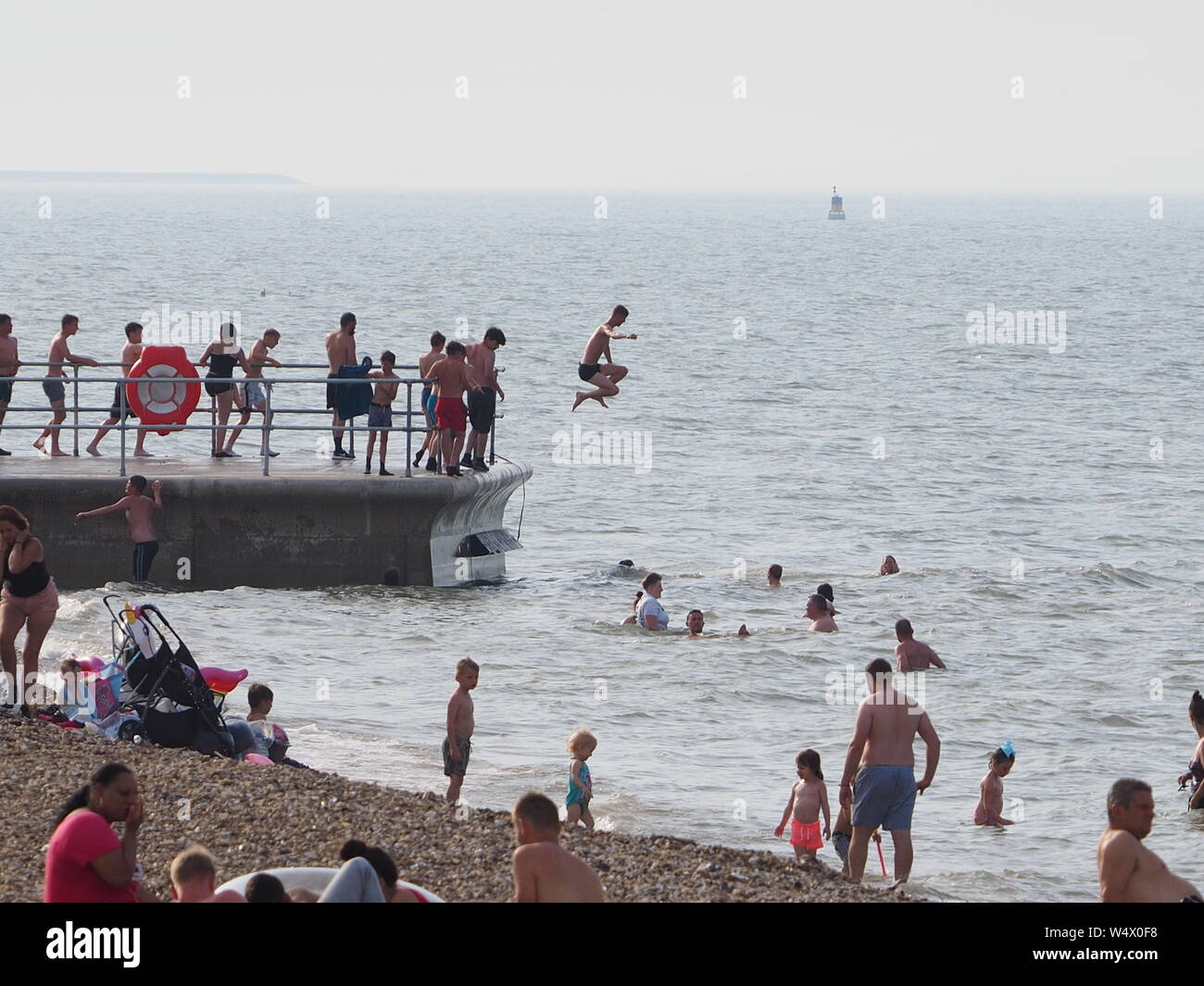Kids jumping off jetty into the sea hi-res stock photography and images ...