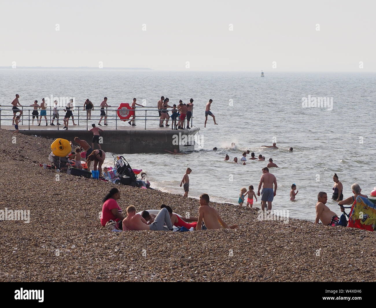 Jumping off jetty uk hi-res stock photography and images - Alamy