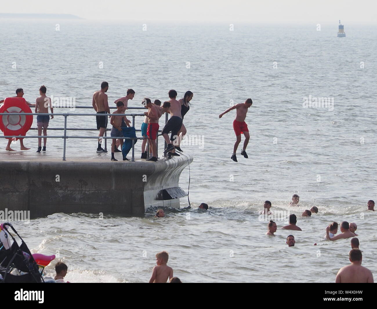 Kids jumping off jetty into the sea hi-res stock photography and images ...