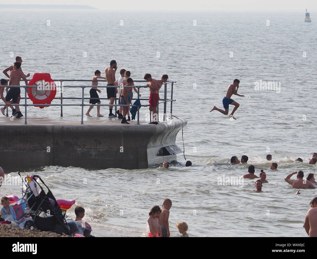 Jumping off jetty uk hi-res stock photography and images - Alamy