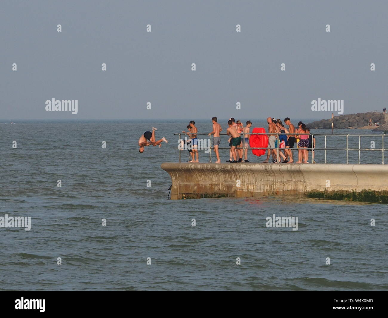 Kids jumping off jetty into the sea hi-res stock photography and images ...