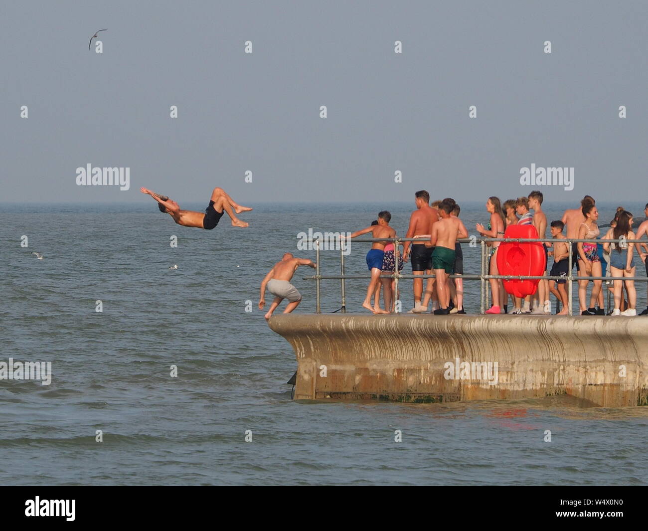 Kids jumping off jetty into the sea hi-res stock photography and images ...