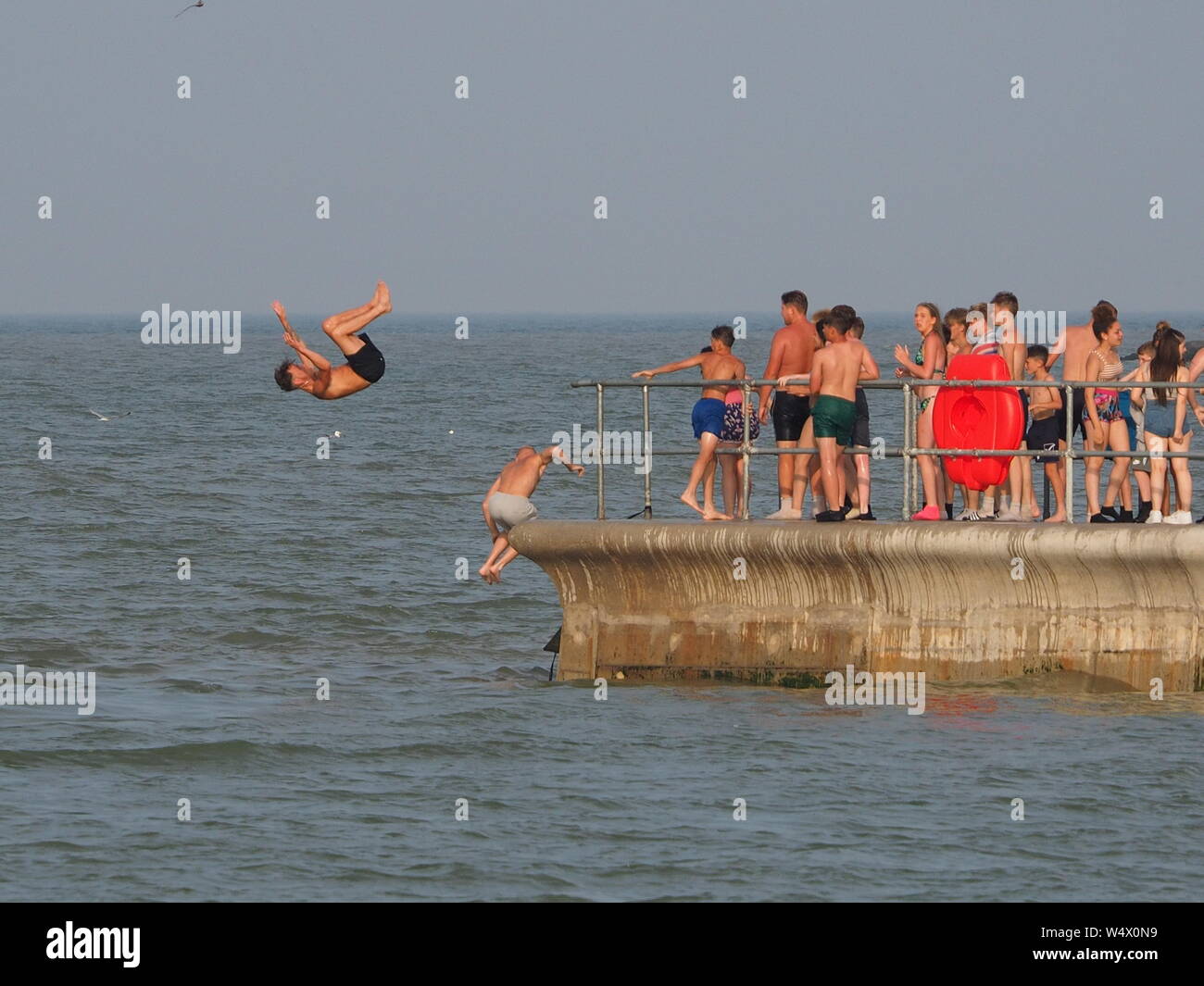 Kids jumping off jetty into the sea hi-res stock photography and images ...