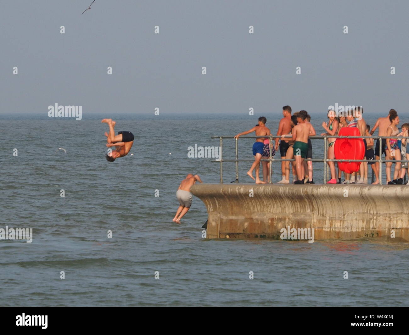 Kids jumping off jetty into the sea hi-res stock photography and images ...