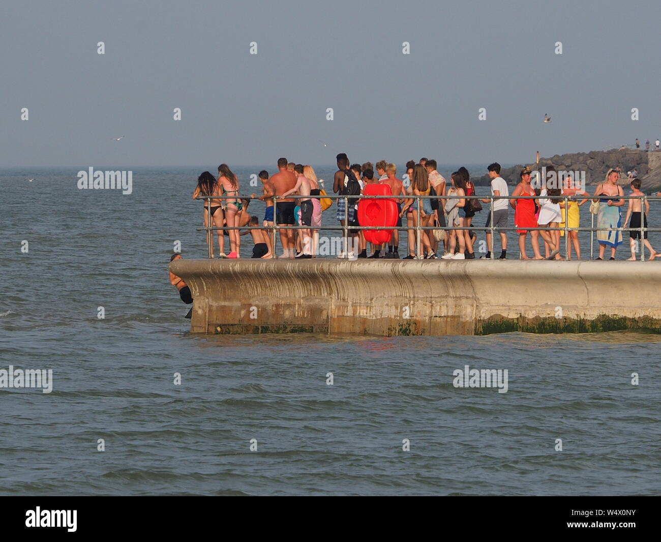 Kids jumping off jetty into the sea hi-res stock photography and images ...