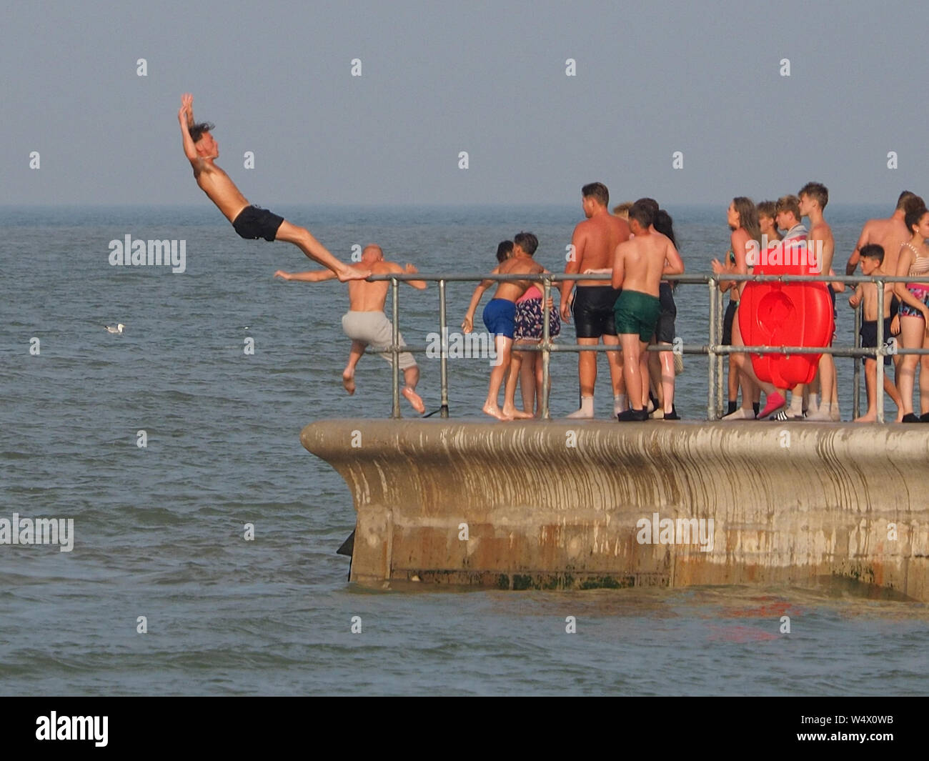 Kids jumping off jetty into the sea hi-res stock photography and images ...