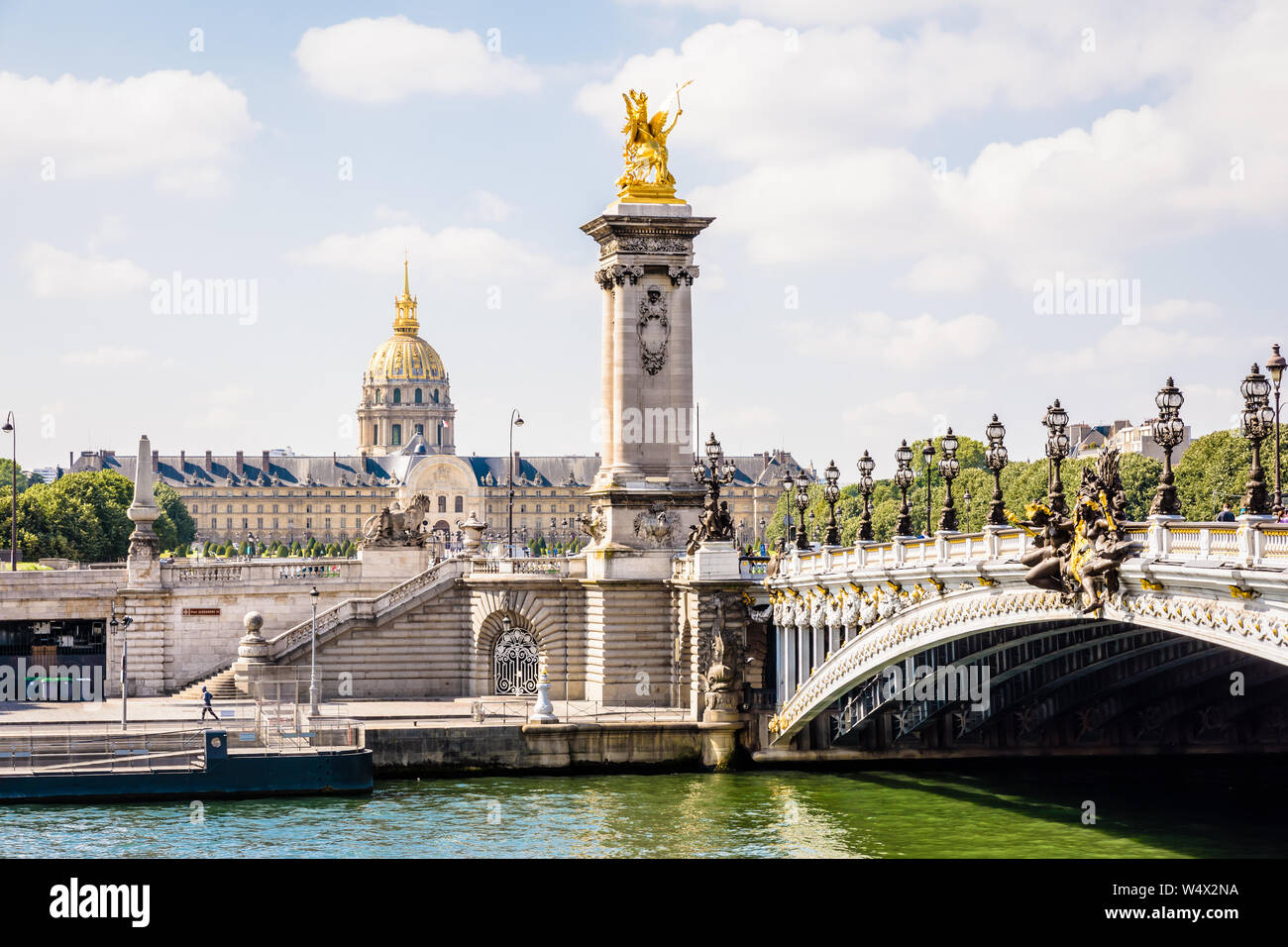 Pillar pont alexandre iii bridge hi-res stock photography and images ...