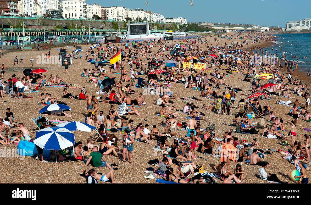 Crowded brighton beach hi-res stock photography and images - Alamy