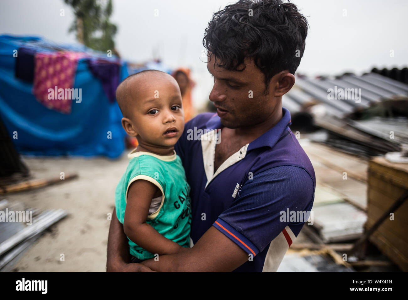Portrait of a flood victim child and her father Stock Photo - Alamy