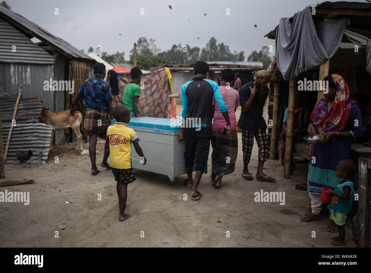 People coming to the shelter with trunk after leaving their home ...