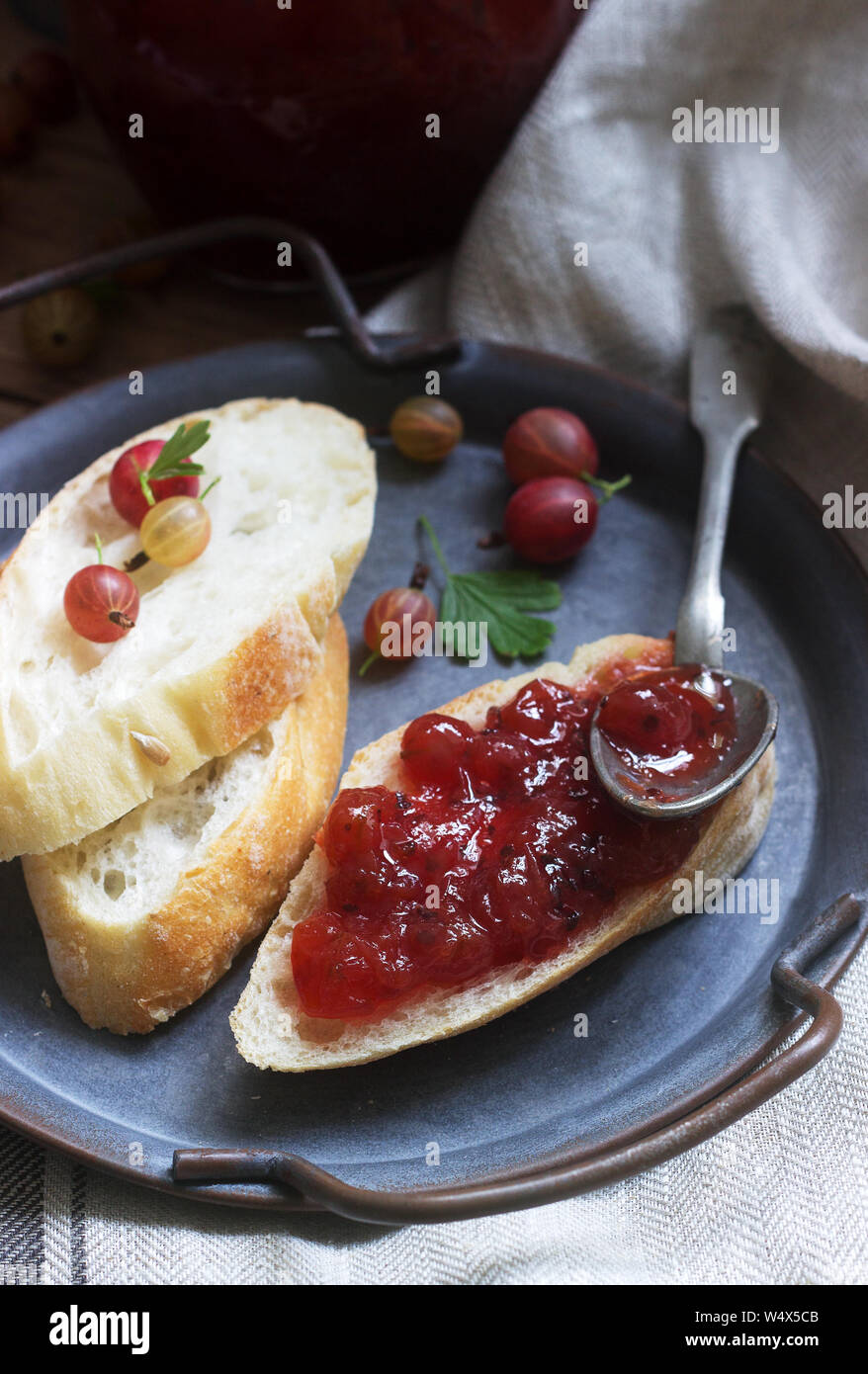Beans on toast tray hi-res stock photography and images - Alamy