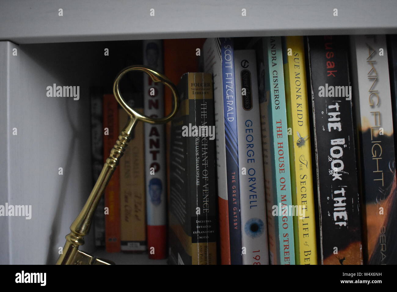 1984 book shelves hi-res stock photography and images - Alamy