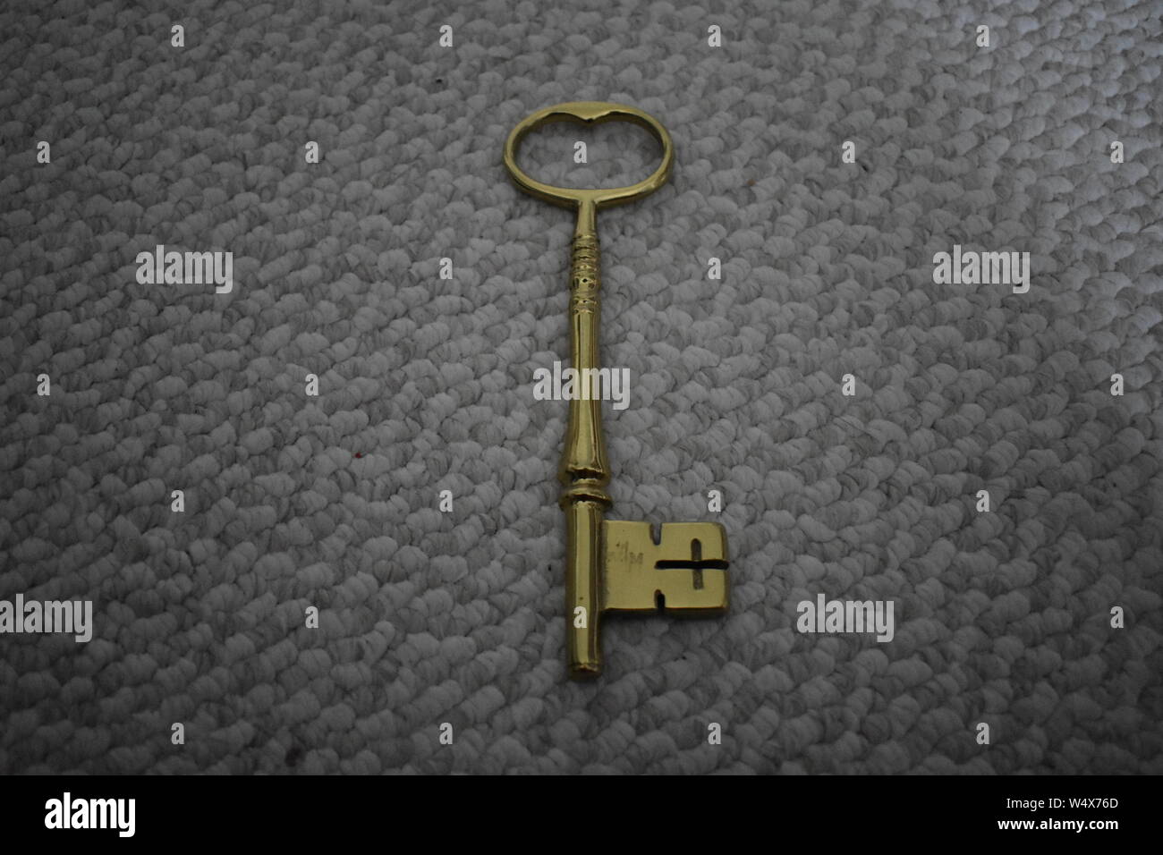 Gold key hi-res stock photography and images - Alamy