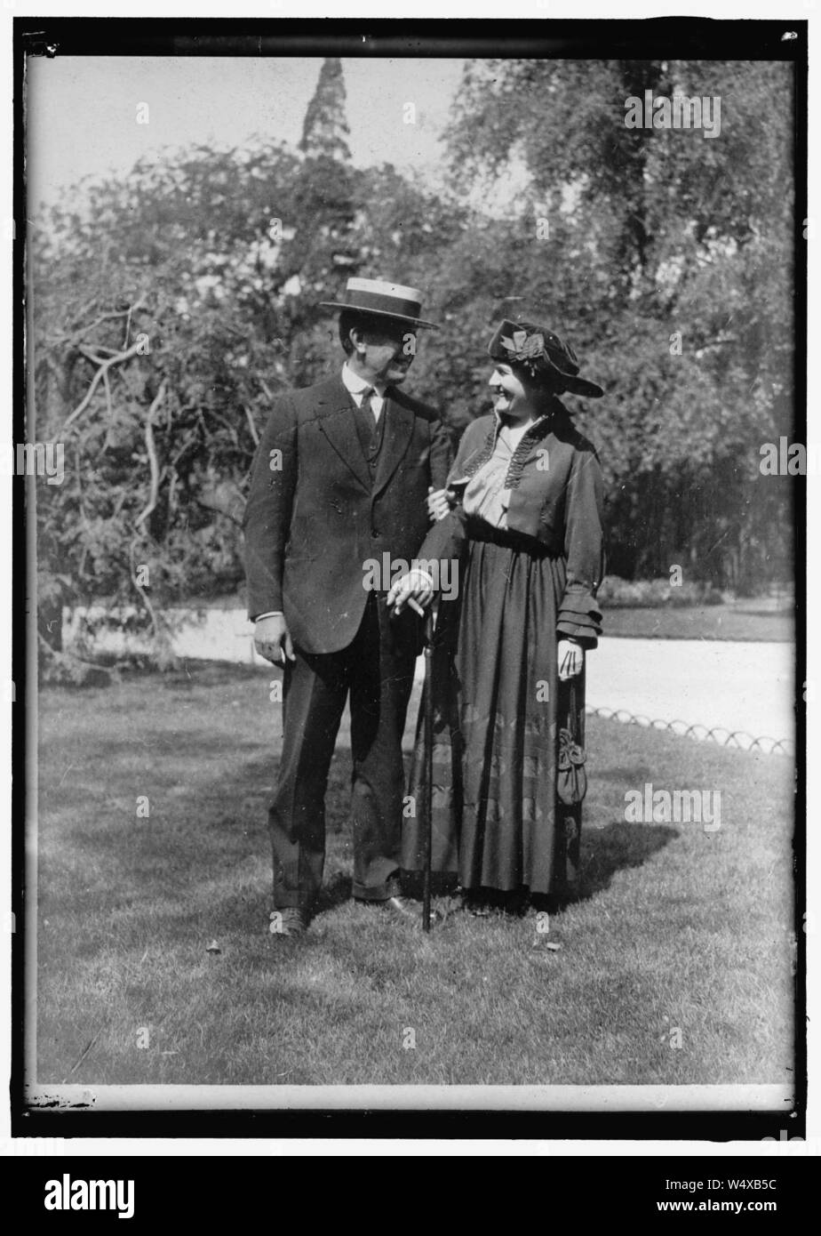 Newspaperman hi-res stock photography and images - Alamy