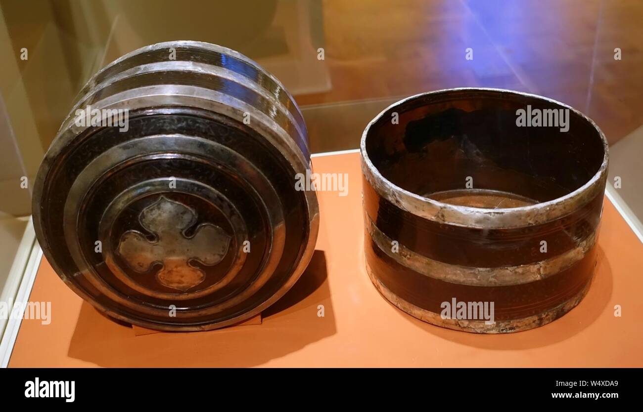 Cosmetic box han dynasty hi-res stock photography and images - Alamy