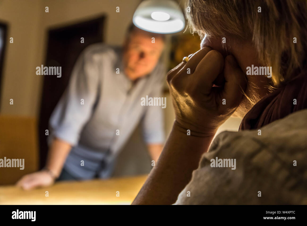 Symbol photo, argument, man and woman argue, discuss controversially ...