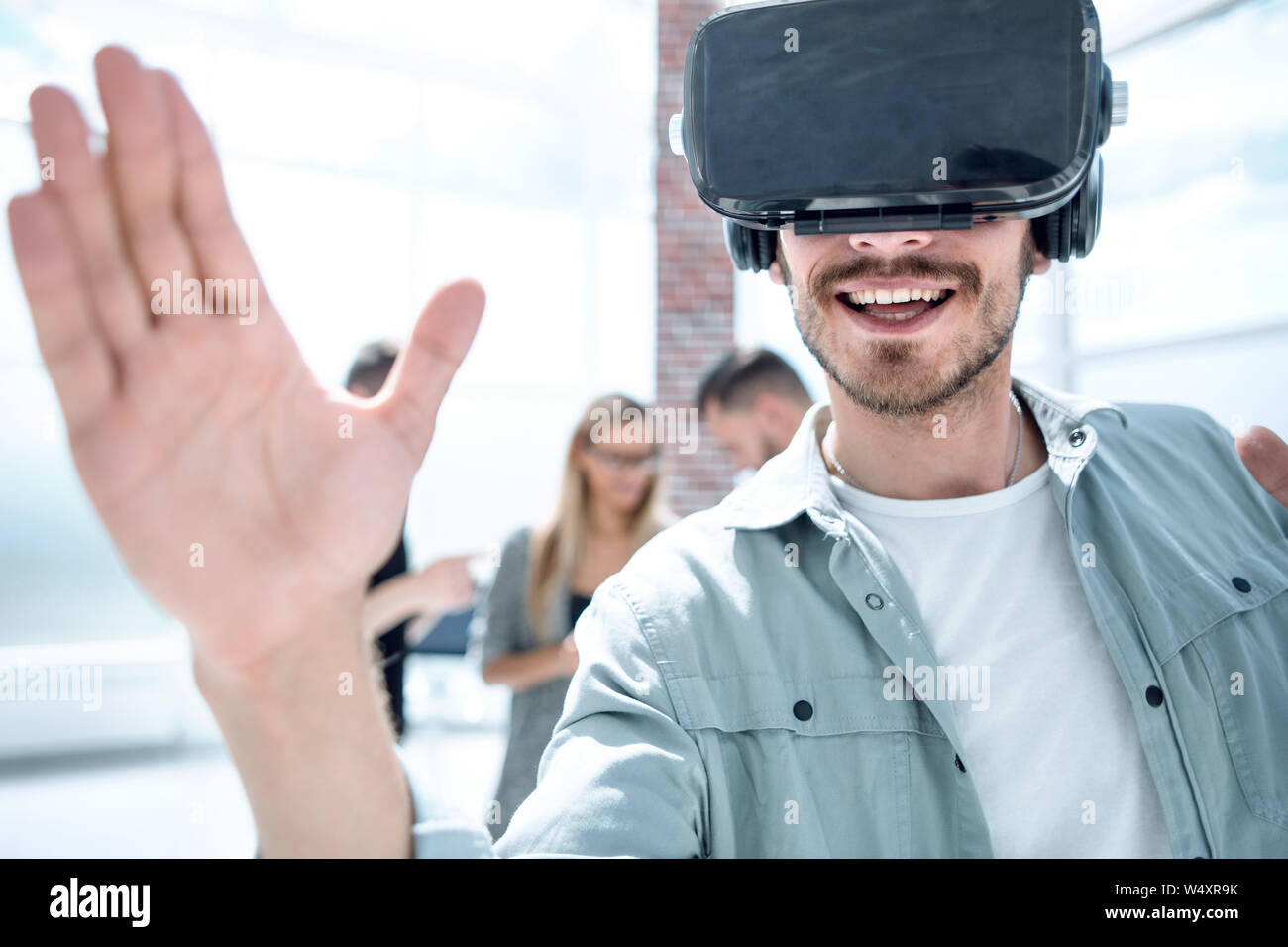 Woman tests virtual reality hi-res stock photography and images - Alamy