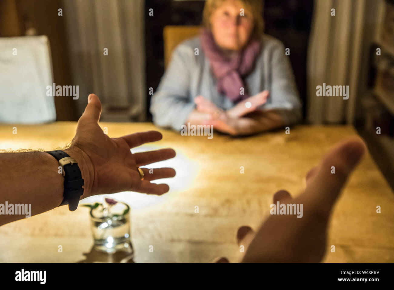 Symbol photo, argument, man and woman argue, discuss controversially ...