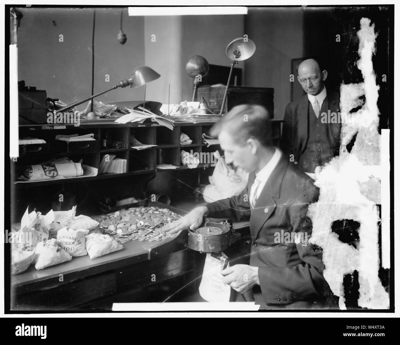 Counting dimes in US Treasury Stock Photo - Alamy