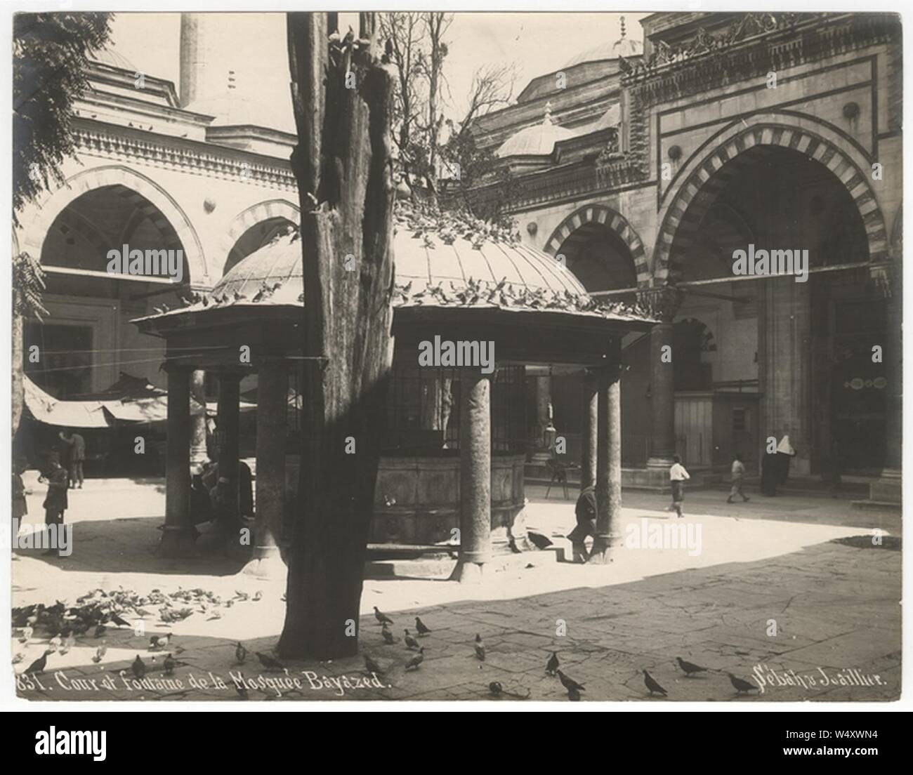 Cour et fontaine de la Mosquée Bayazed Stock Photo - Alamy