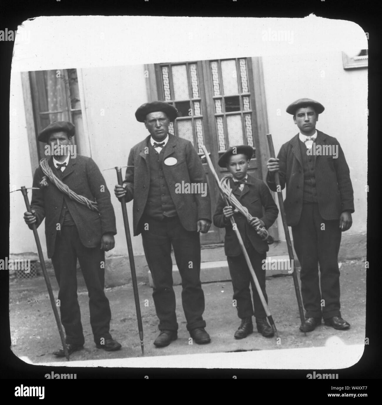 Et ses fils Black and White Stock Photos & Images - Alamy