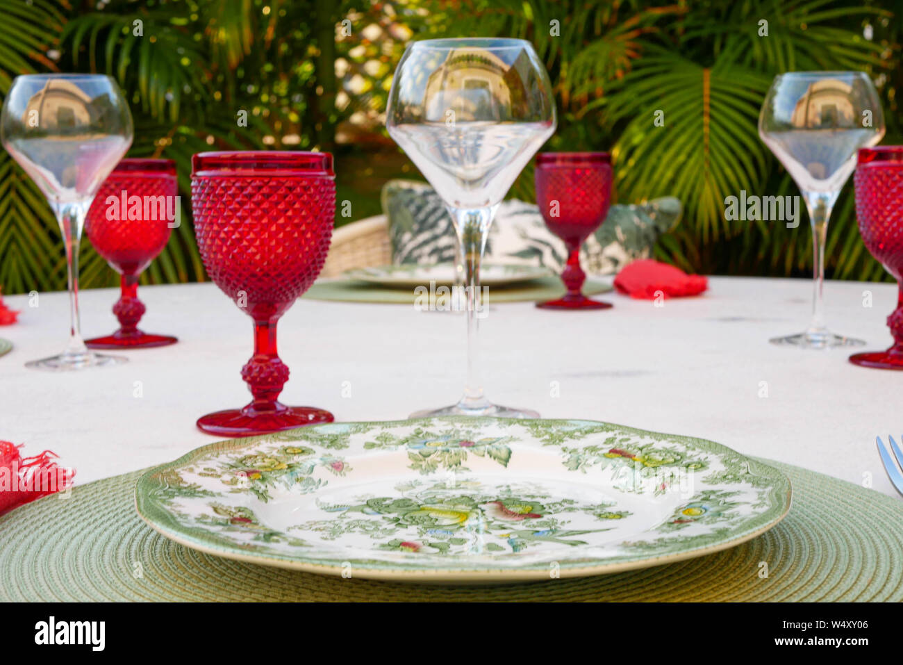 Beautiful setting romantic dinner hi-res stock photography and images ...