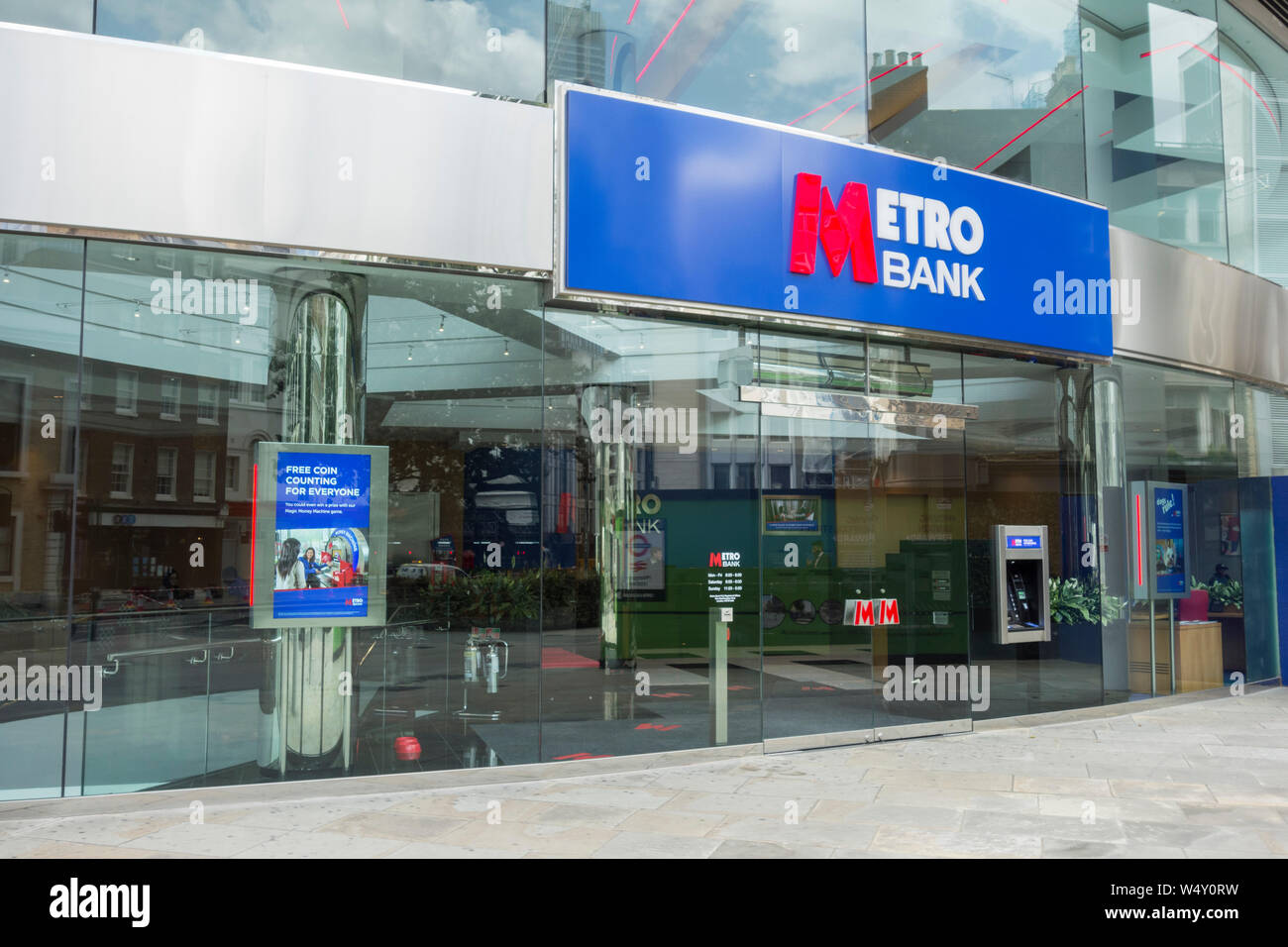 Exterior wall of the bank of england hi-res stock photography and ...