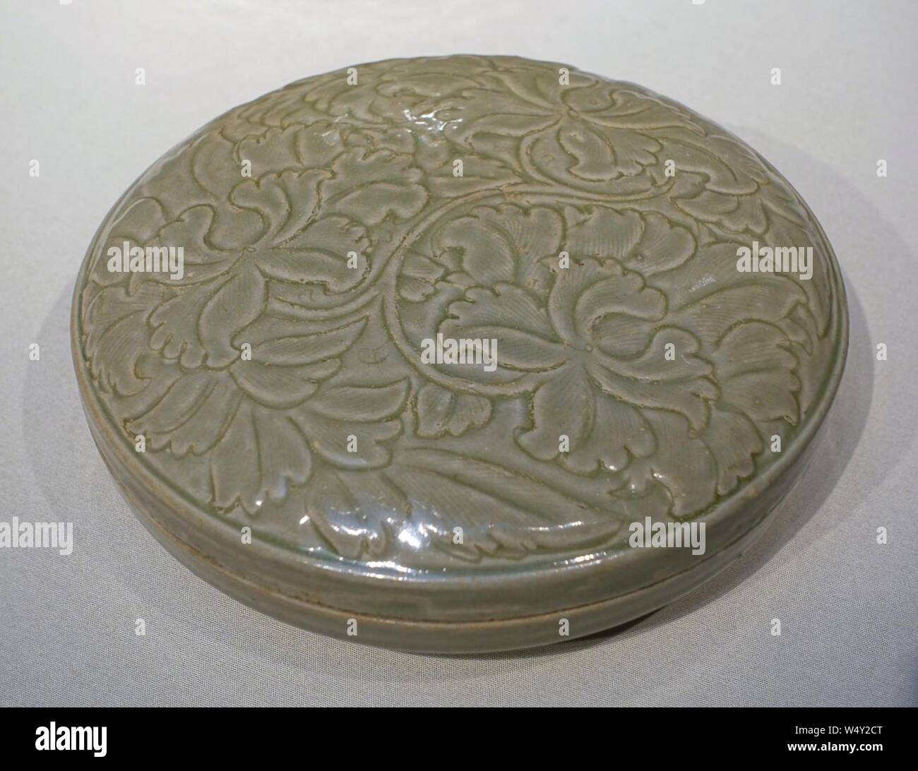 Covered box with molded flower, Yue ware, China, Zhejiang Province ...