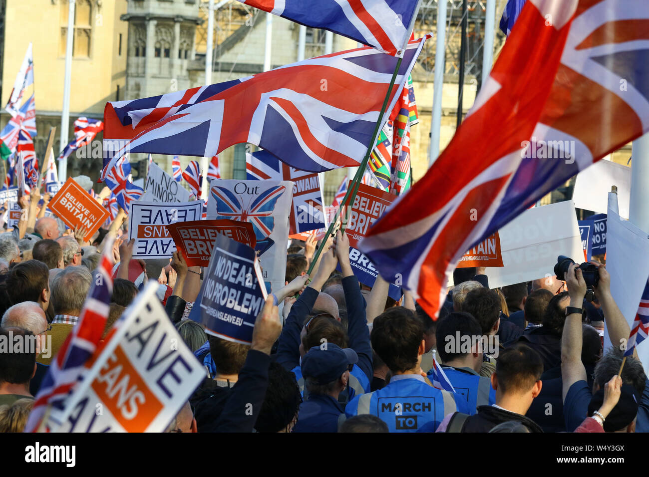 Crowd waving british flag hi-res stock photography and images - Alamy
