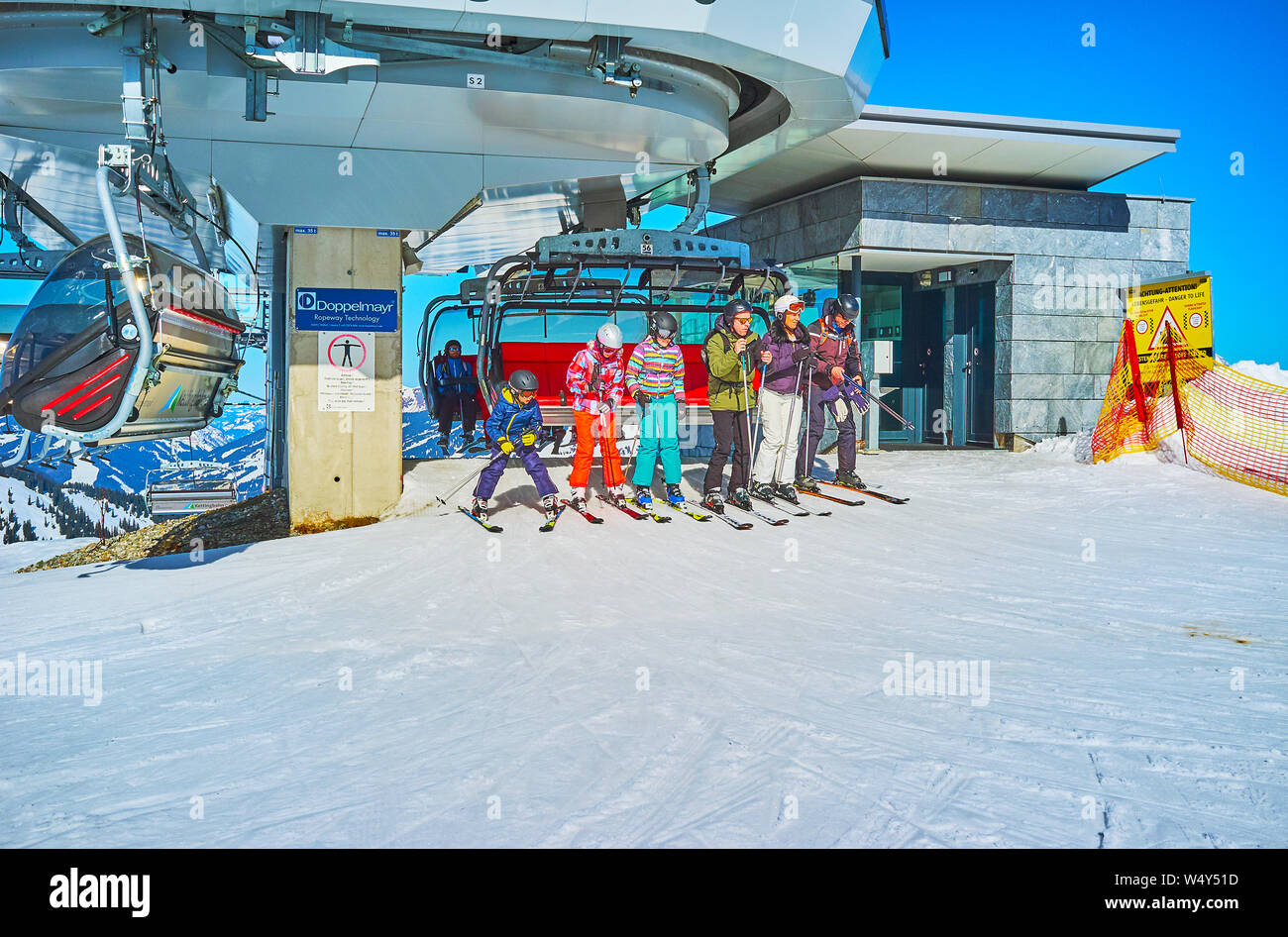 Arrive station peak tram hi-res stock photography and images - Alamy